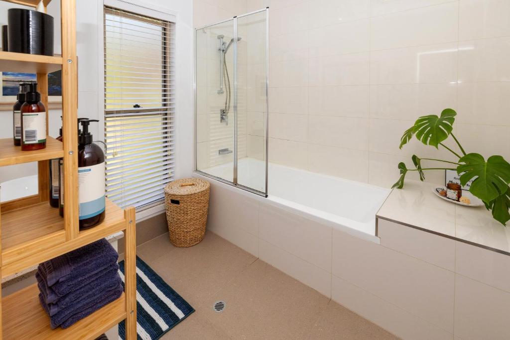 Deluxe Suite with Fireplace & Pond, Noosa Hinterland, Doonan (updated ...