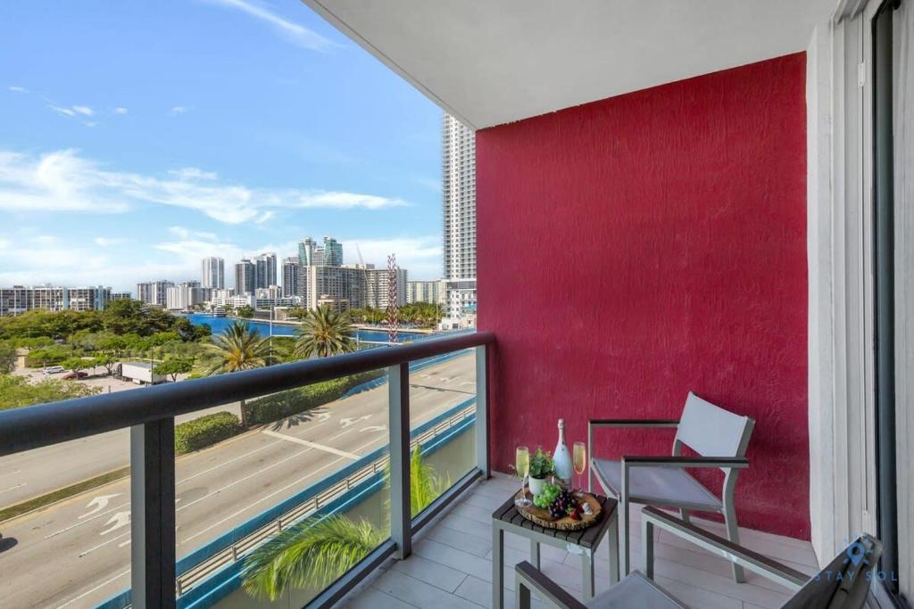 Modern Condo - Amazing Pool - Gym - Balcony, Hallandale Beach (updated ...