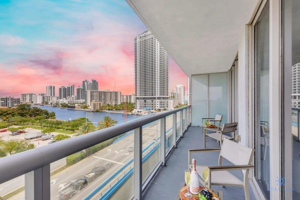 Sunset Oasis with 2BR, Balcony, Pool, Perfect Getaway, Hallandale Beach ...