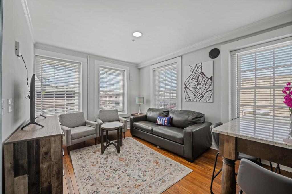 Stylish Loft Steps Away from Main Street, Conway (updated prices 2025)