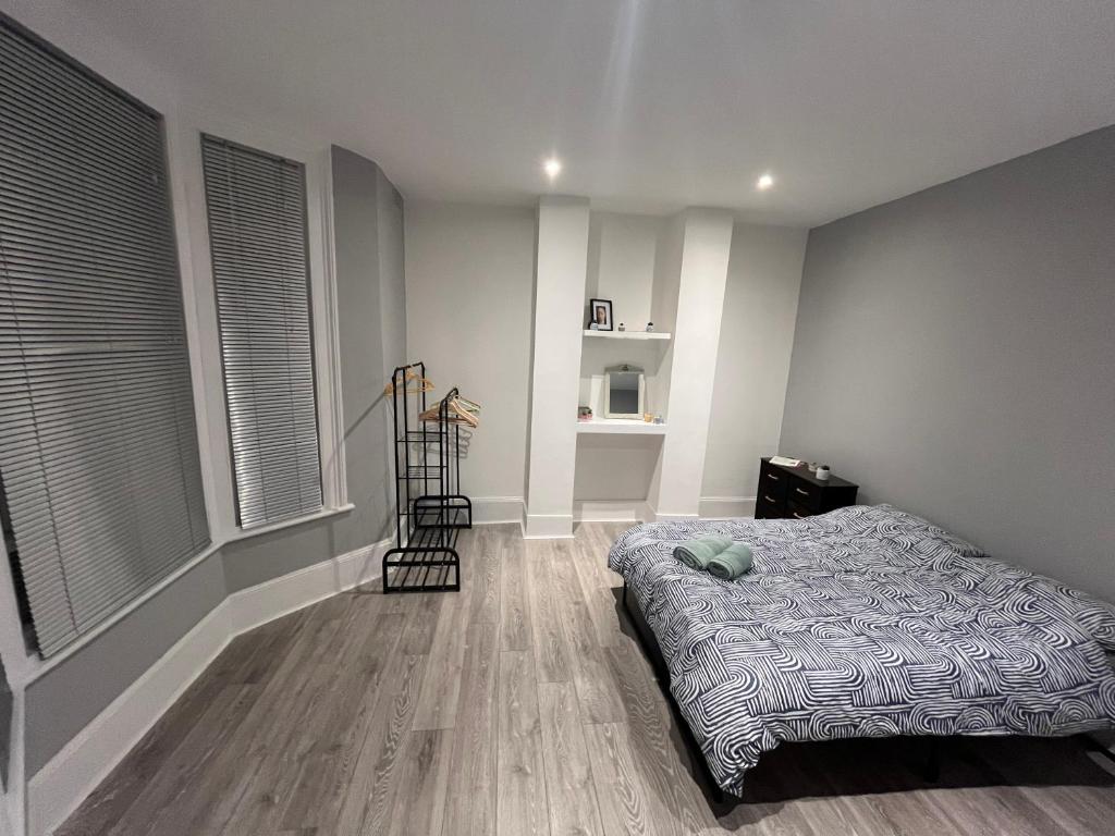 Cozy two bed in Brixton next to station, London (updated prices 2026)