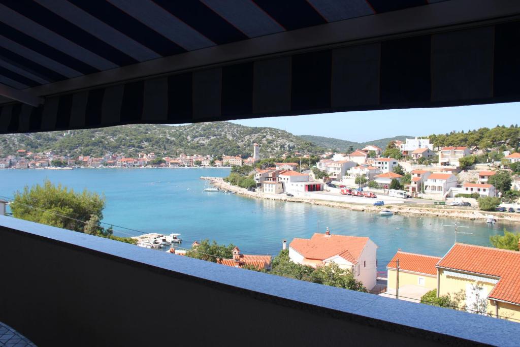 Dvorine in Tisno - Traveleto