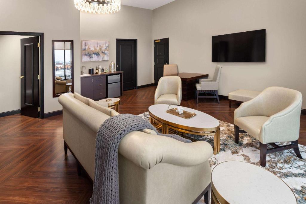 Legacy Hotel, Trademark Collection by Wyndham, Green Bay (updated ...