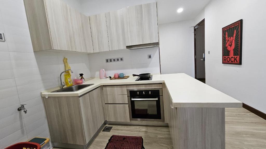 Paragon Suites Studios with Private Jacuzzi near CIQ RTS, Johor Bahru ...