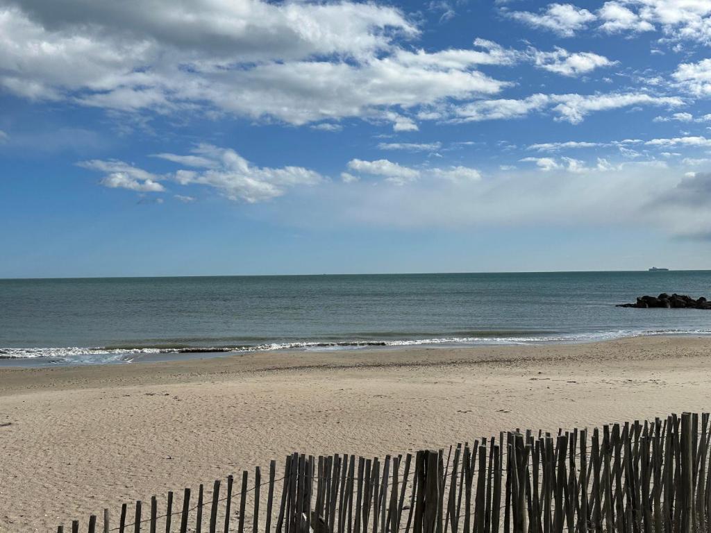 10 Metres de la plage avec piscine et jardin, Frontignan (updated ...