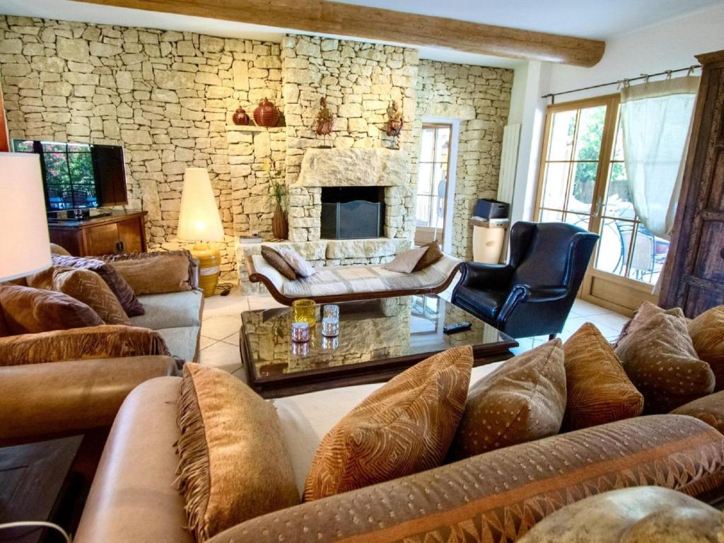 Maison Ravel with private swimming pool, Nalliers (updated prices 2025)