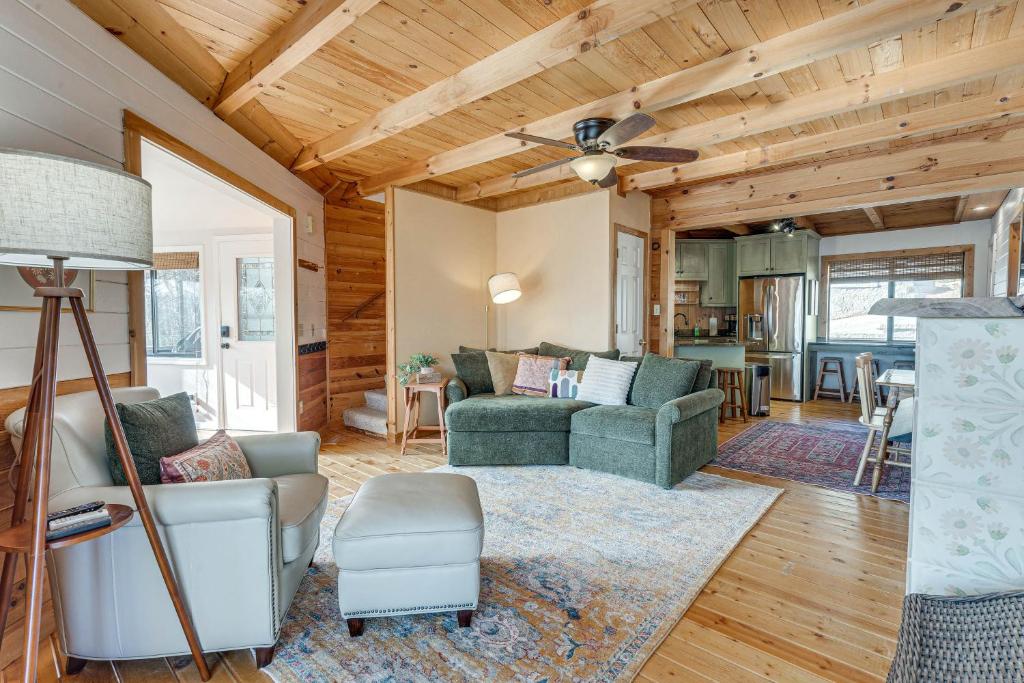 Mountaintop Blue Ridge Cabin 2 Mi to Downtown, Blue Ridge (updated ...