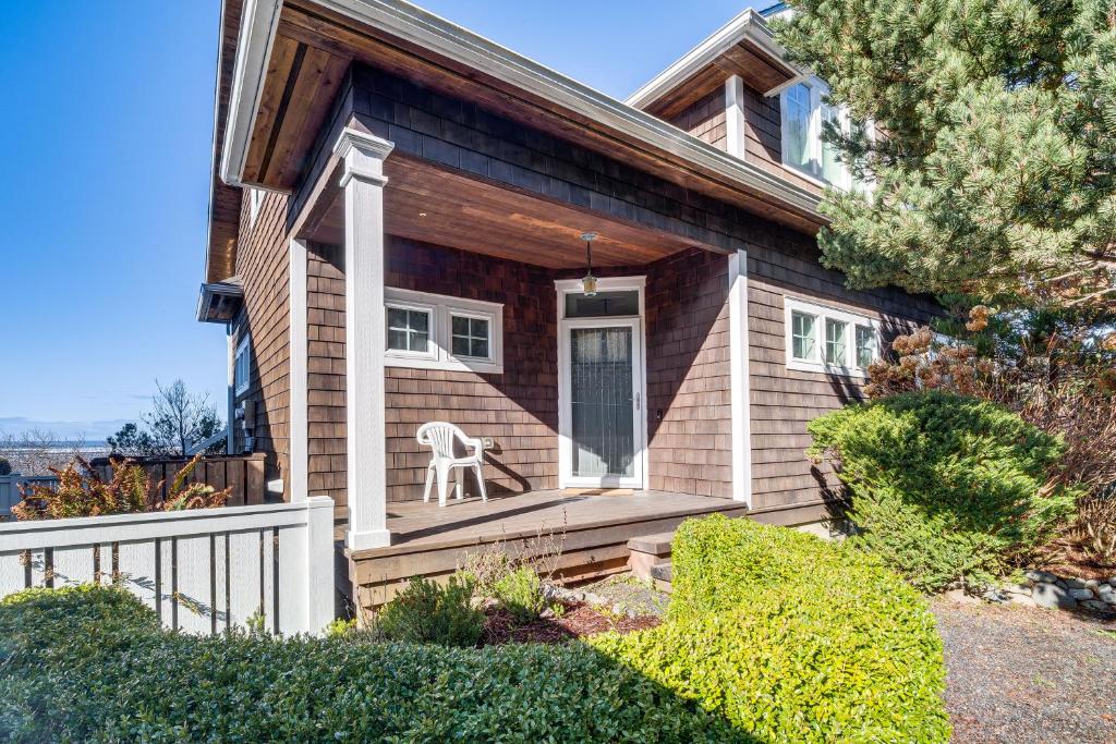 Oceanfront Moclips Escape with Deck and Beach Access!, Moclips (updated ...
