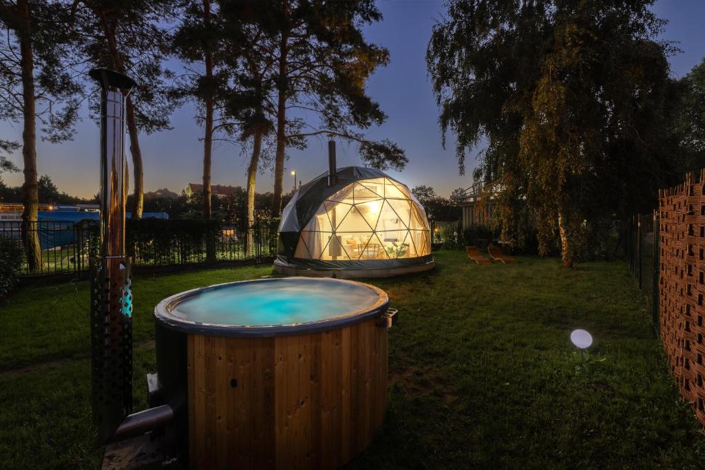 Unique Escape Glamping in the Heart of Prague with Hot Tub and Vysehrad Castle View، براغ (أسعار ...