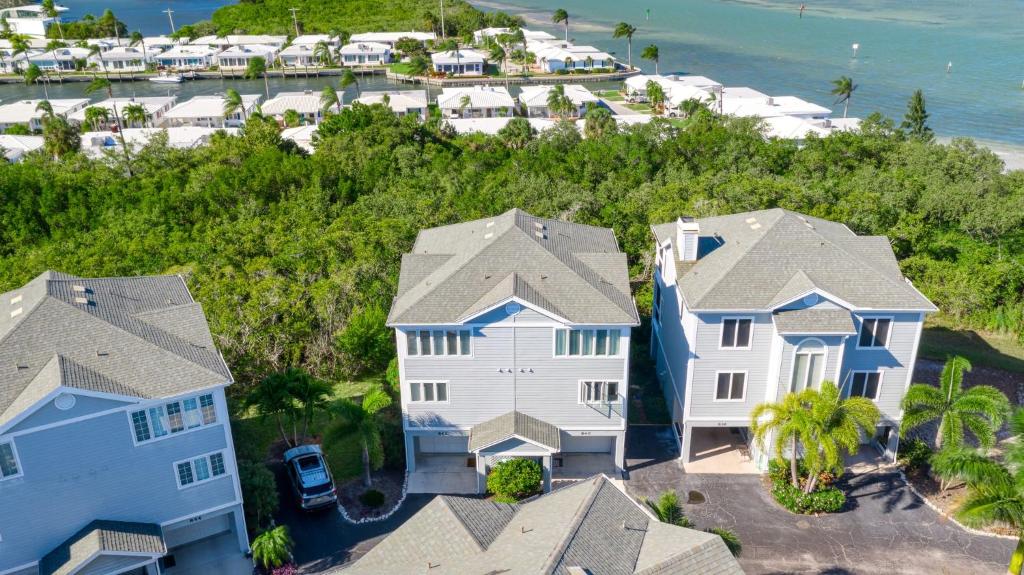 The Tree House! Beautiful townhome in Longboat Key with great amenities ...
