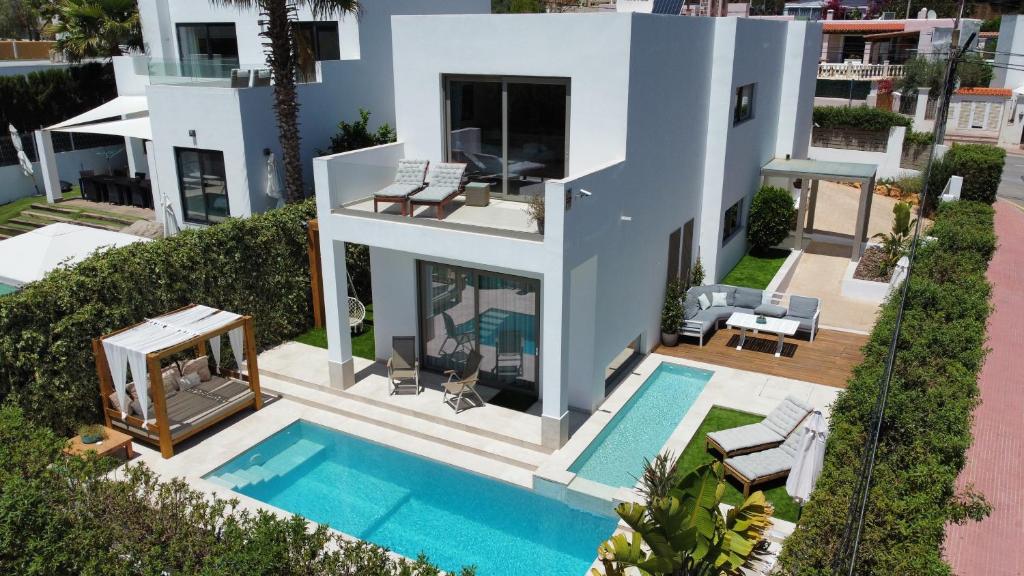 PERFECT FAMILY HOUSE CLOSE TO THE BEACH, Santa Eularia des Riu (updated ...