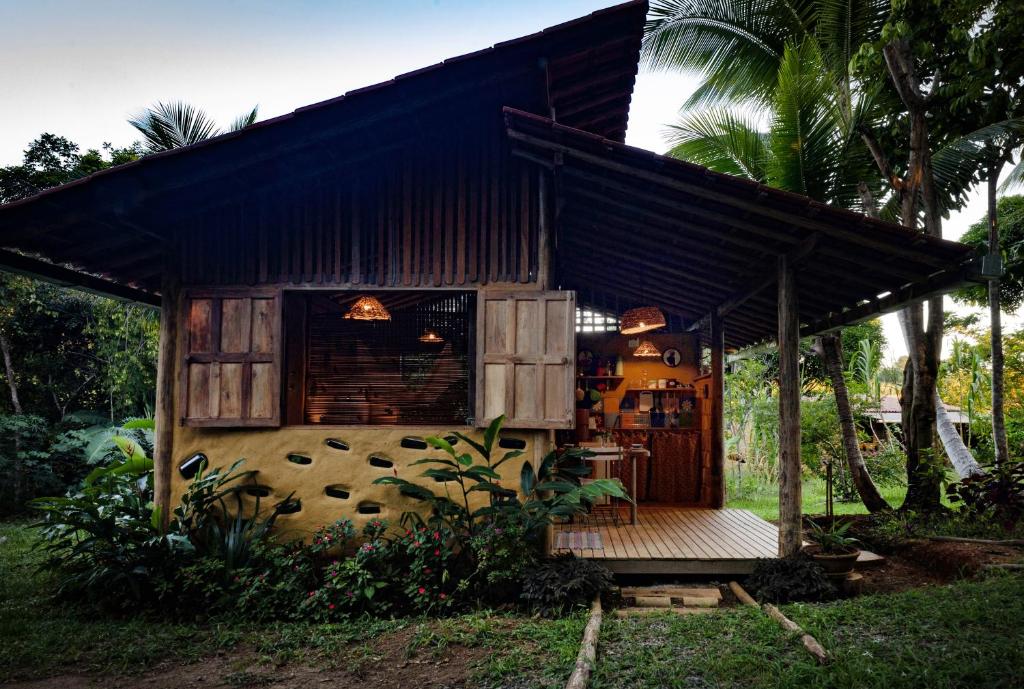 CHALÉ bioconstruído no barro baseado na PERMACULTURA, a 1,9km da VILA ...