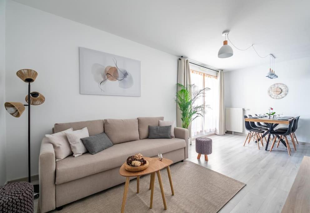 New Splendid Appt Terrace - 5 min Disneyland Paris, Montévrain (updated ...