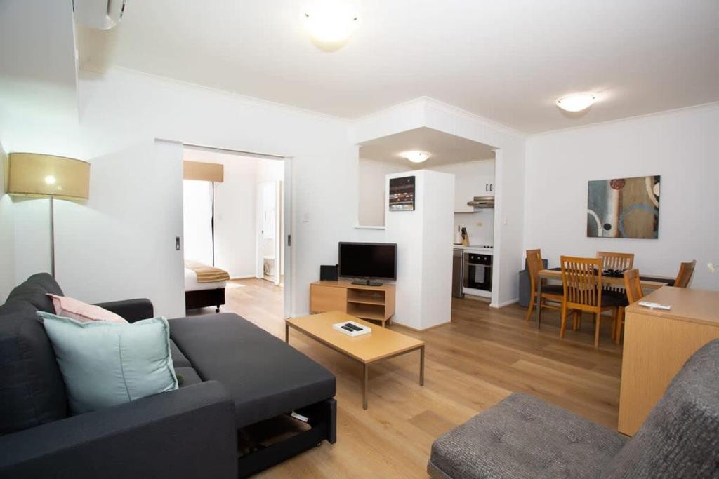Holiday Apartment with Pool and WiFi, Perth (updated prices 2025)