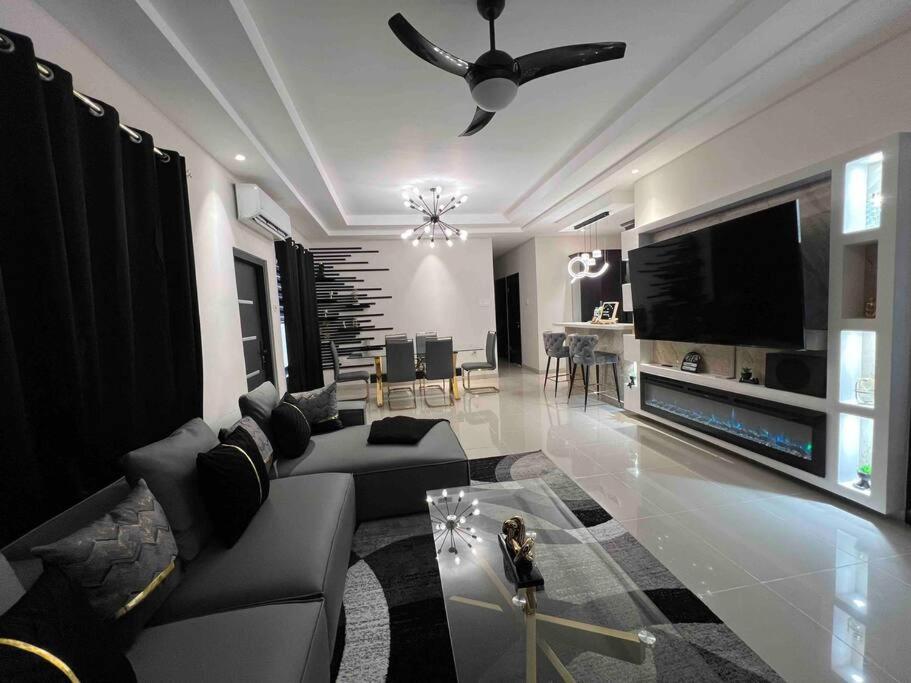 Hideaway Chateau Pyramid Point, Stanmore Grove (updated prices 2025)