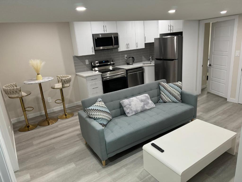 Brand new 2 Bedrooms modern guest suite with separate entrance, Calgary ...