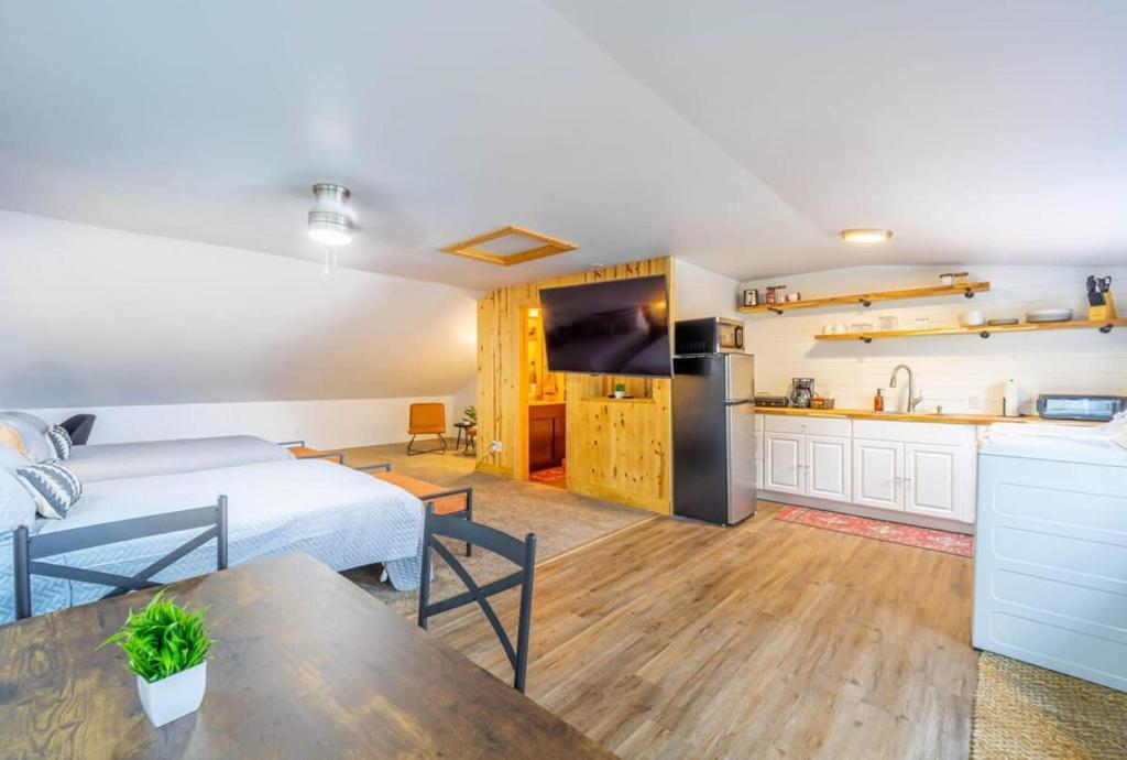 Cozy Suite w Stunning Lake Views at Fife Lake Lodge, Fife Lake (updated ...