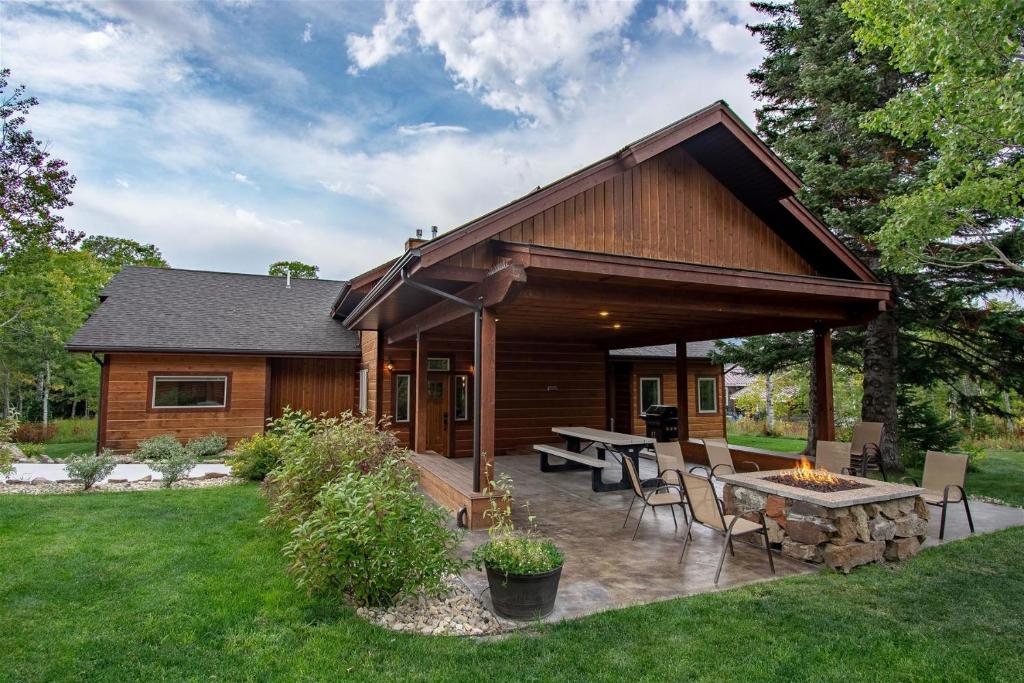 Snow Creek Lodge, West Yellowstone (updated prices 2026)