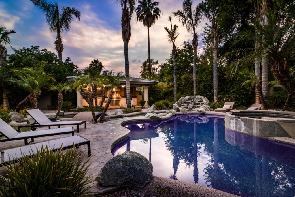 Estate Elegance - 7 Bedrooms - Resort Style Backyard, Phoenix (updated ...