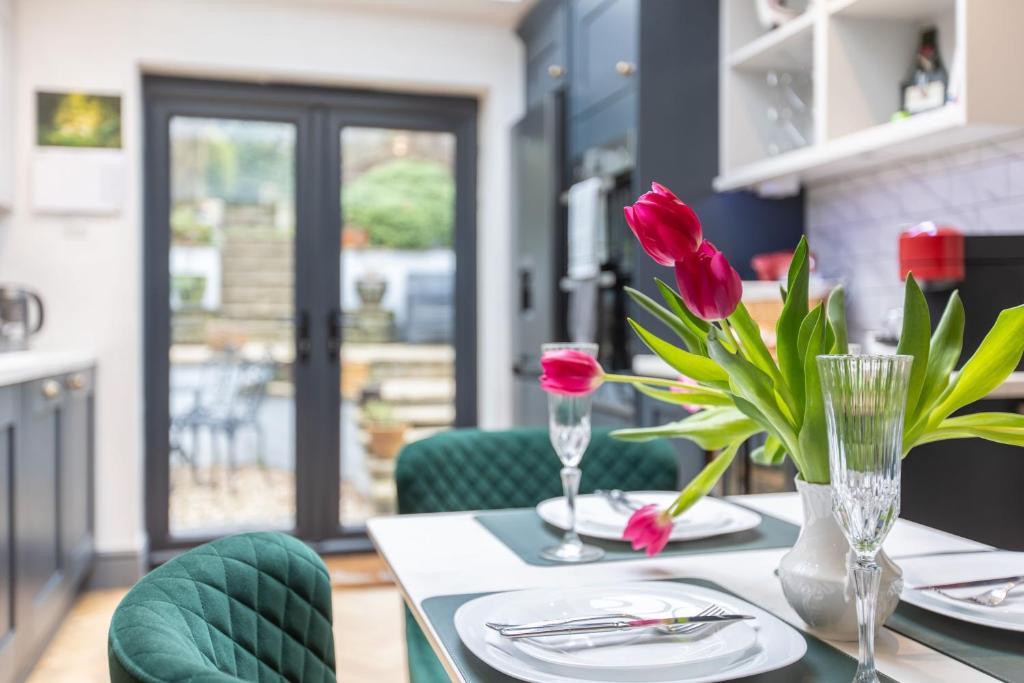 Stone Cottage in Picturesque North Yorkshire Village - Bull Dog Cottage ...