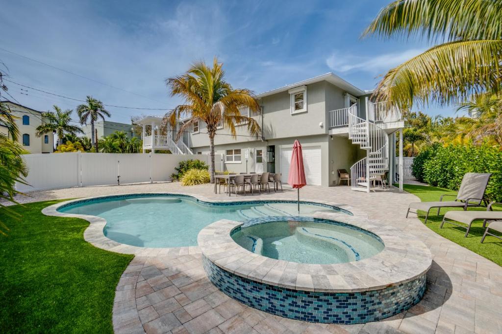 Two-unit home on AMI, 40 steps to beach entrance, Anna Maria (precios ...