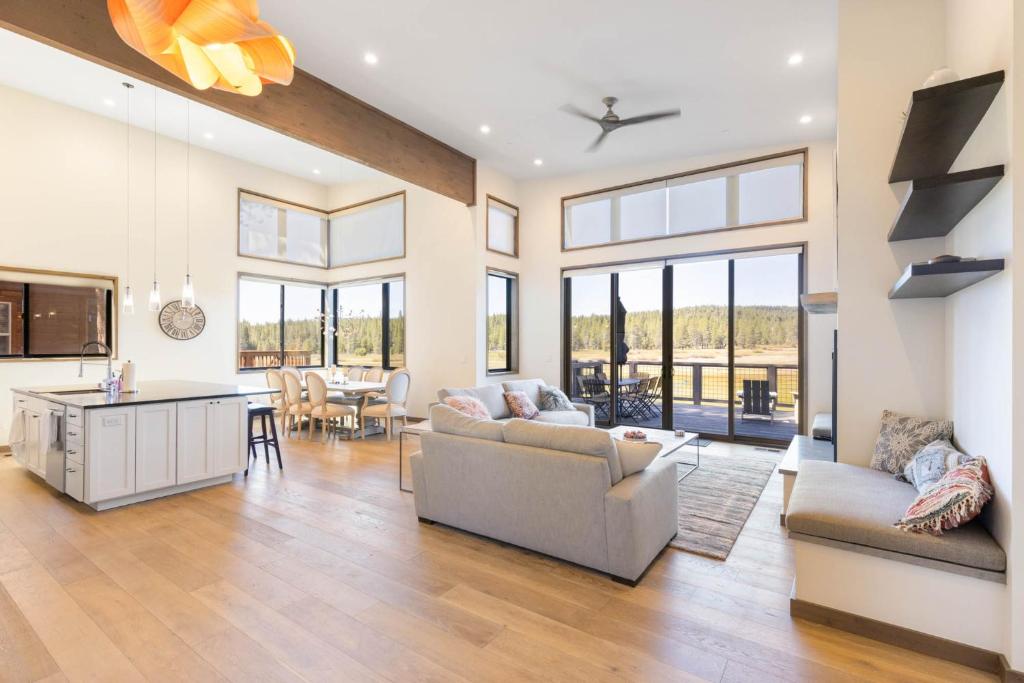 Meadowlark in Tahoe Donner - Modern 4BR w great views, hot tub & HOA ...