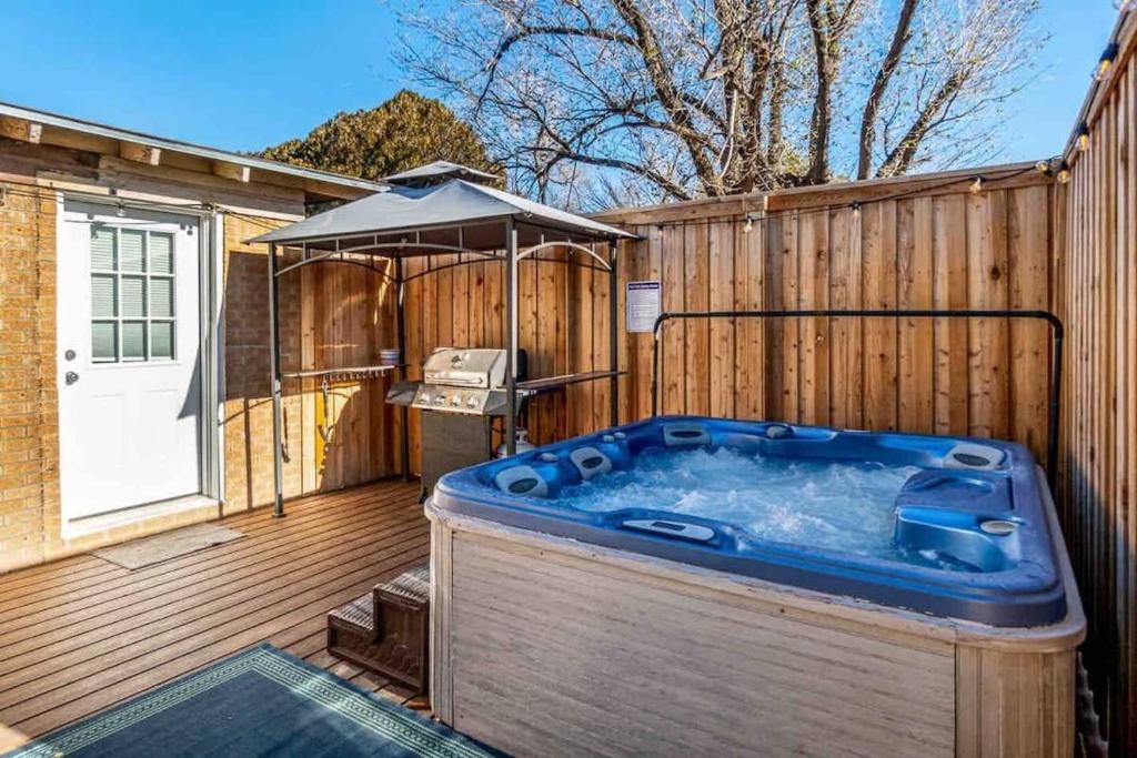 Backyard bbq amazing hot tub1, Amarillo (updated prices 2026)