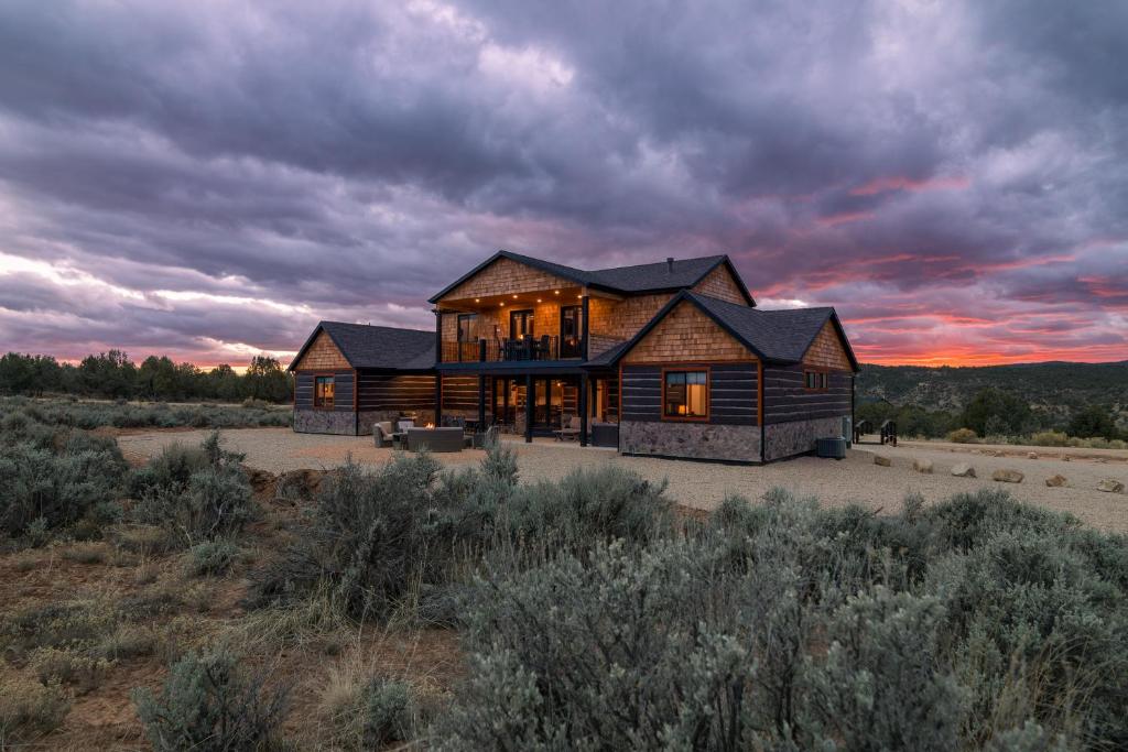 Sage Meadow Retreat-Brand New: Hot Tub, Pool Table, Shuffleboard ...