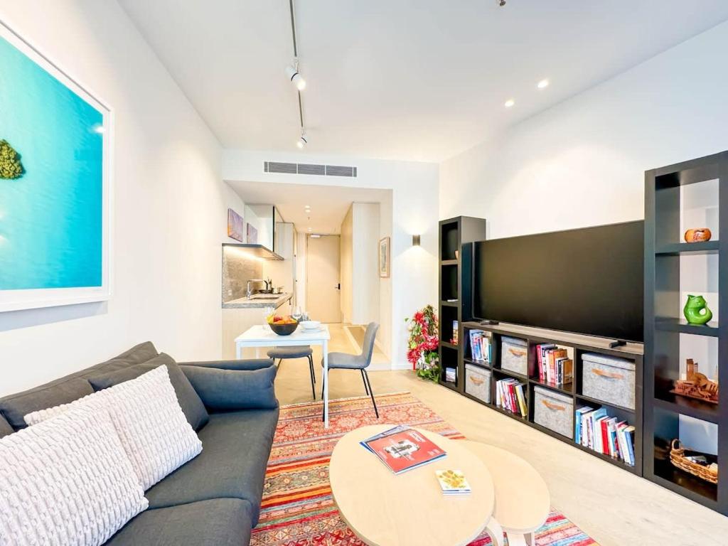 Modern 1B1B Artist APT * WFH Study, Melbourne (updated prices 2025)