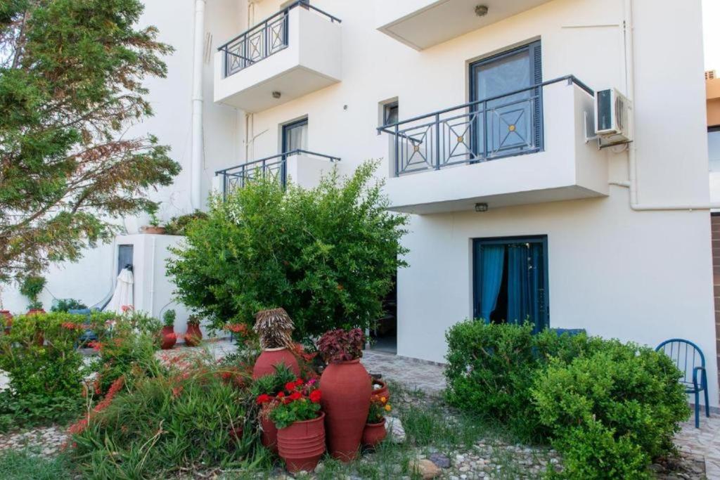 Alkioni Suites, beachfront, with mountain view, Kókkinos Pírgos ...