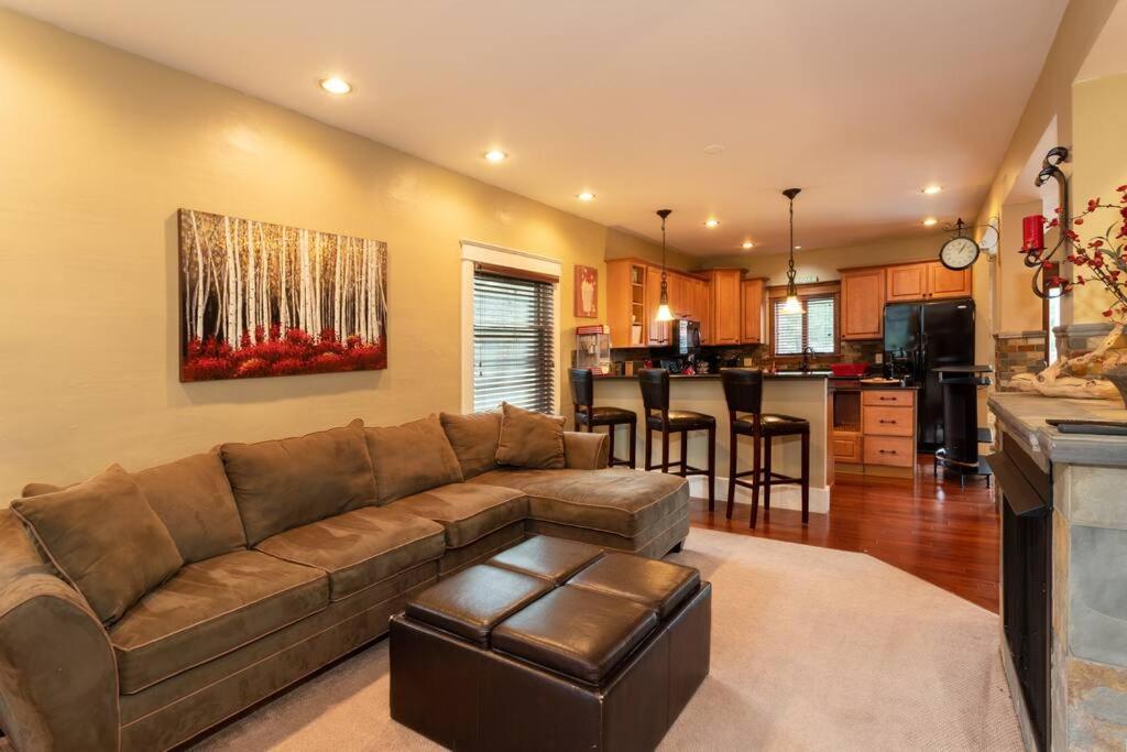 The Wolf's Den, Ellicottville (updated prices 2025)