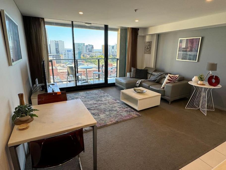 Amazing City Skyline Apartment near Convention Centre - Pool Gym Sauna ...