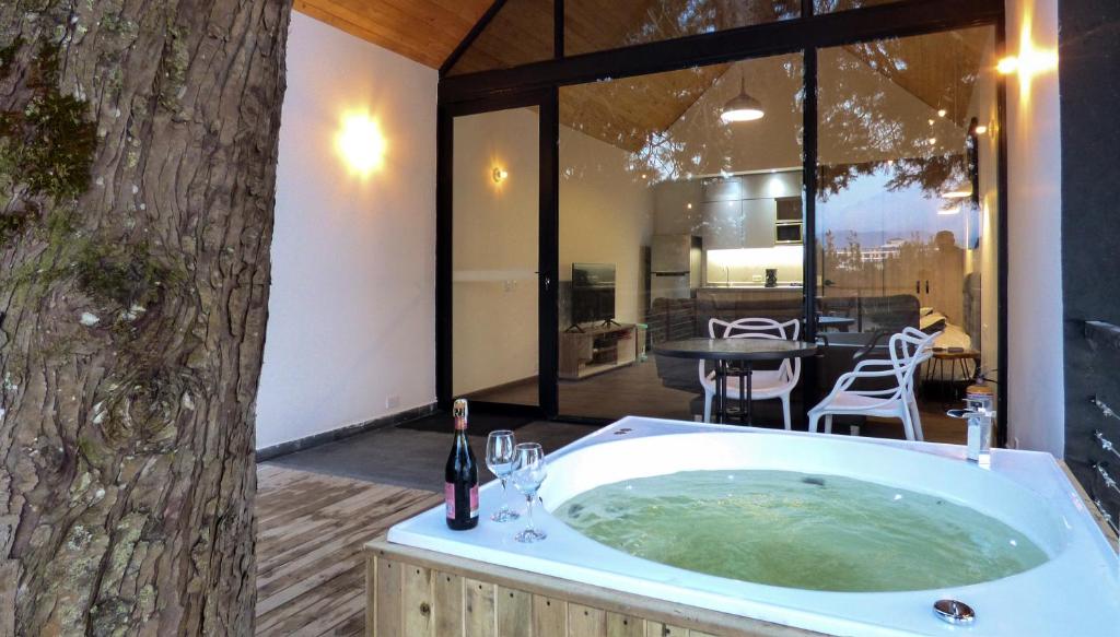 Tree House, Cabaña privada con Jacuzzi, Guatapé (updated prices 2025)