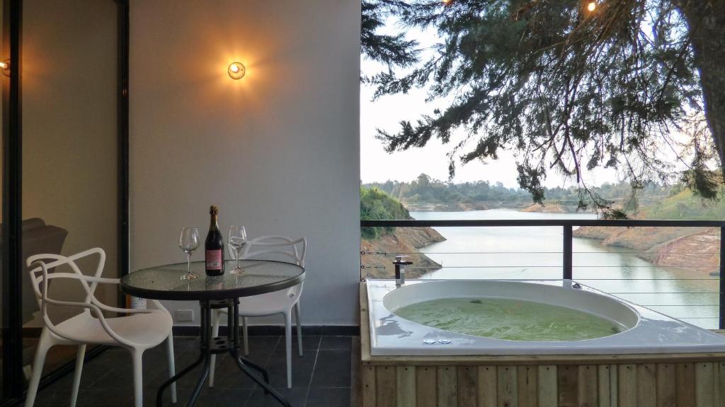 Tree House, Cabaña privada con Jacuzzi, Guatapé (updated prices 2025)