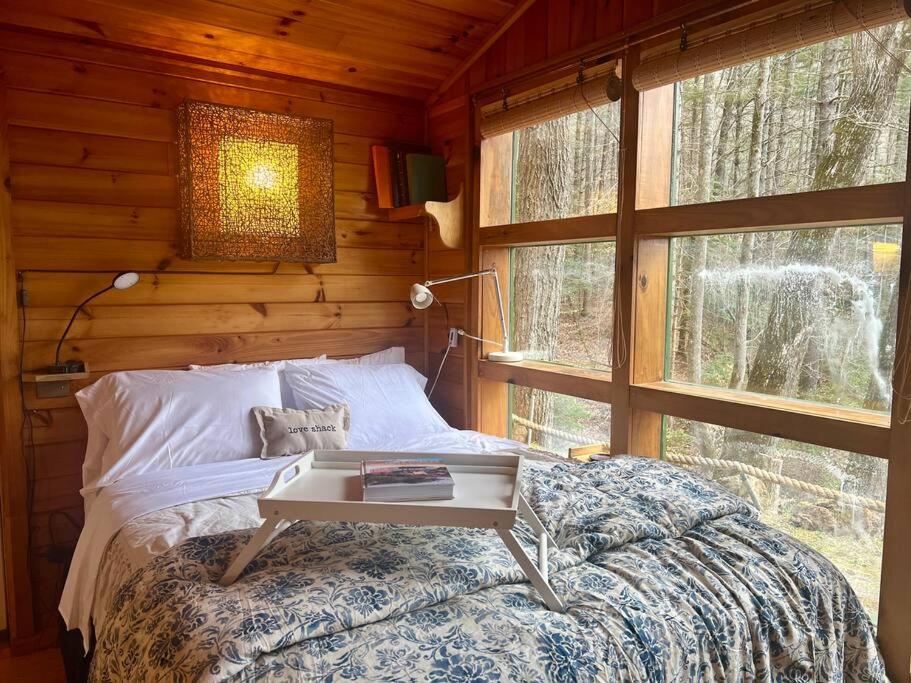 Private Mtn Love Shack w/ fast wifi, BBQ & view, Franklin (updated ...