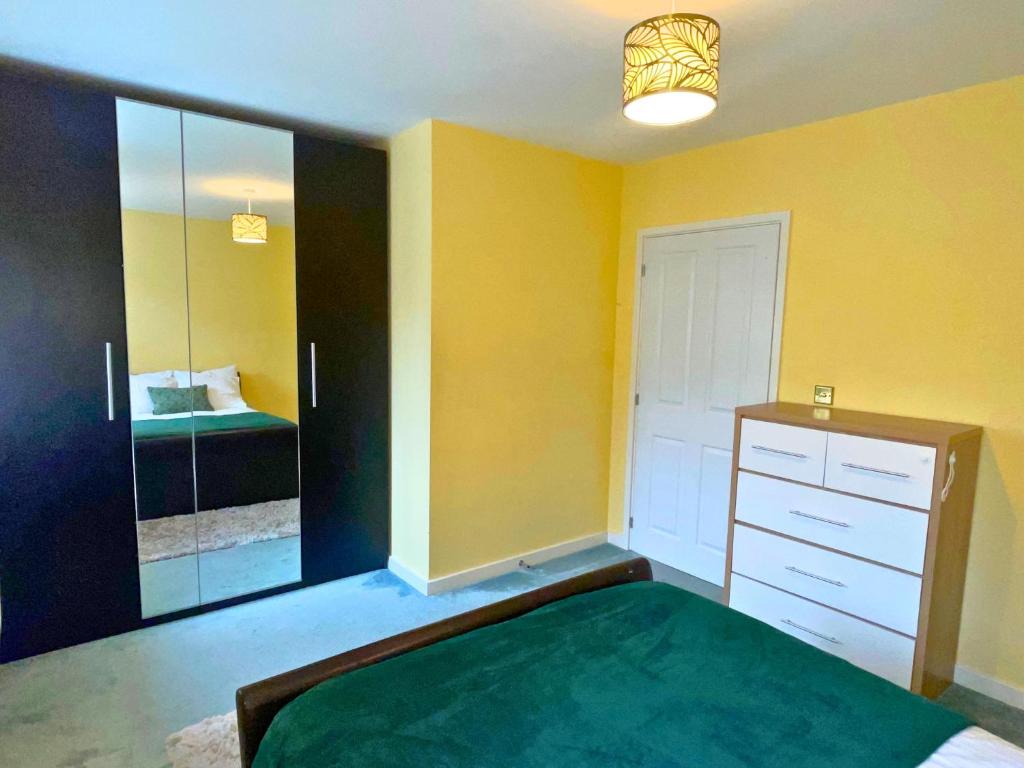 2 Bed End Terrace M4 M25 Heathrow Windsor & London, Colnbrook (updated ...