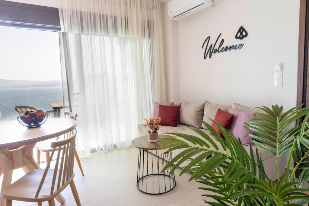 The Red Bee Apartment, Nikiana (updated prices 2025)