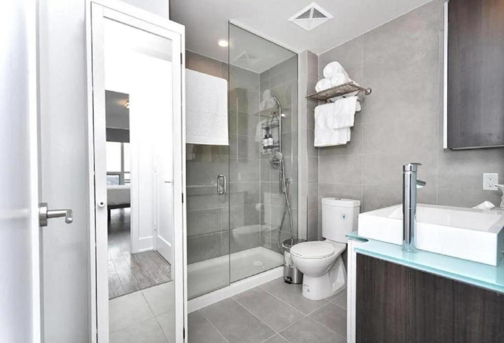 Metropolis Loft - CN Tower, Toronto (updated prices 2025)