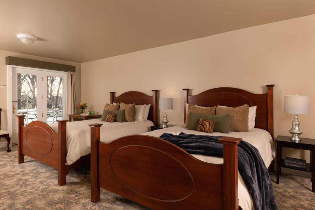 The Oakwood Inn, Okoboji (updated prices 2025)