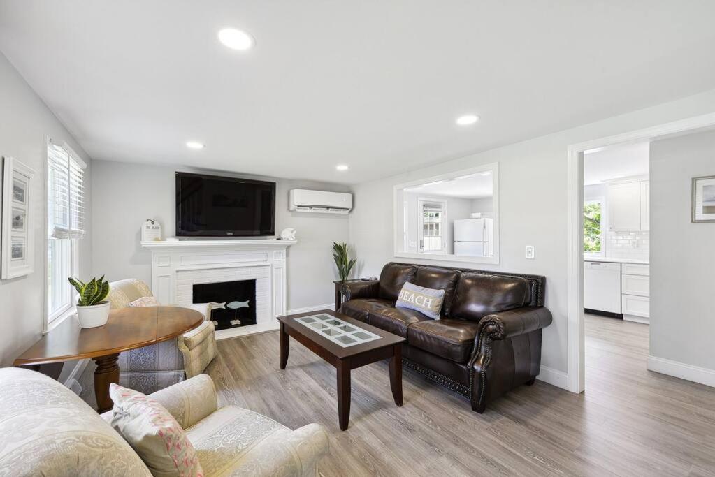 Charming Cape Close to Beaches and Downtown, Barnstable (updated prices ...