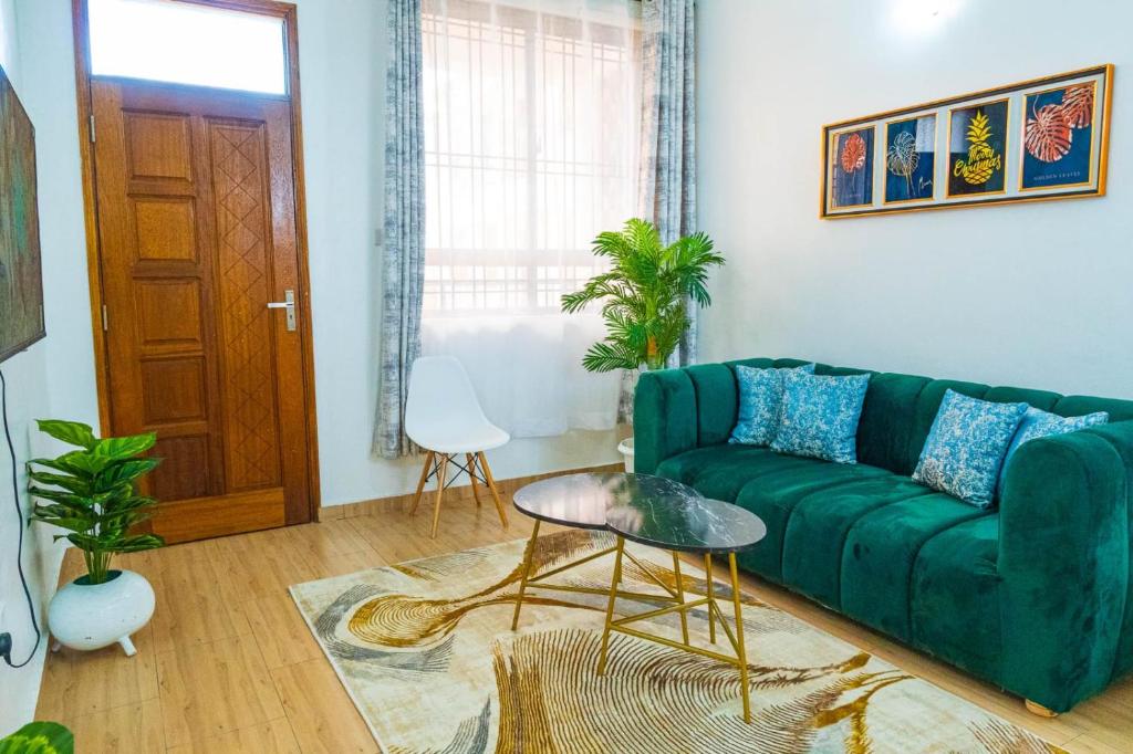 1 BR Apt, 43 inch Smart TV, Hot shower- Emerald, Mombasa (updated ...