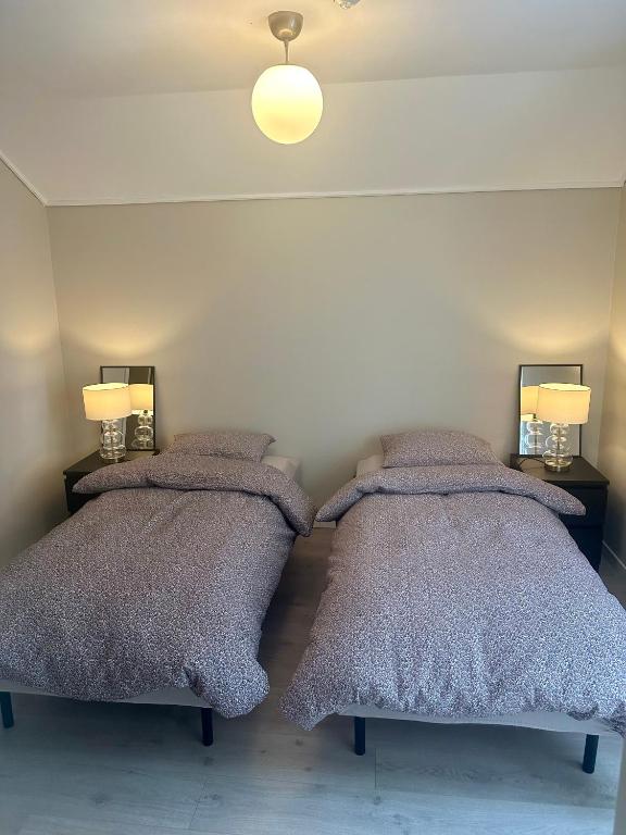 Sentralt i rolig bygård, med heis, egen, veranda & 85" Smart TV ...