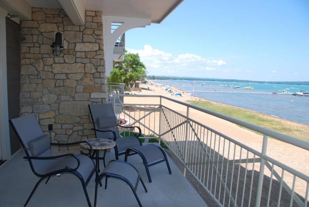 Suite with direct view of Grand Traverse Bay, Traverse City (updated ...