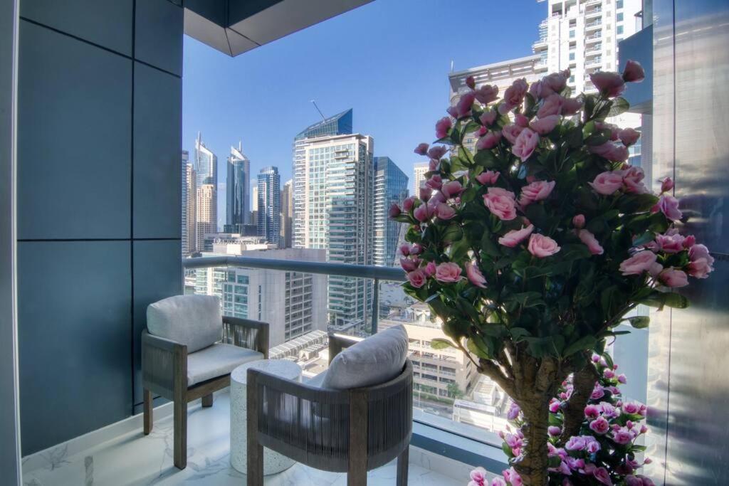 FIRST CLASS Stylish 4BR Marina Apartment w Pool, Gym, Walk to Metro ...