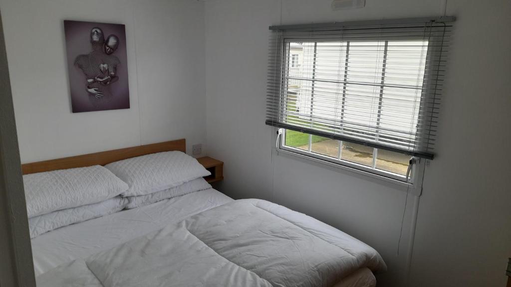 Campground Lovely 6 Berth Caravan With Side Decking At Barmston Beach ...