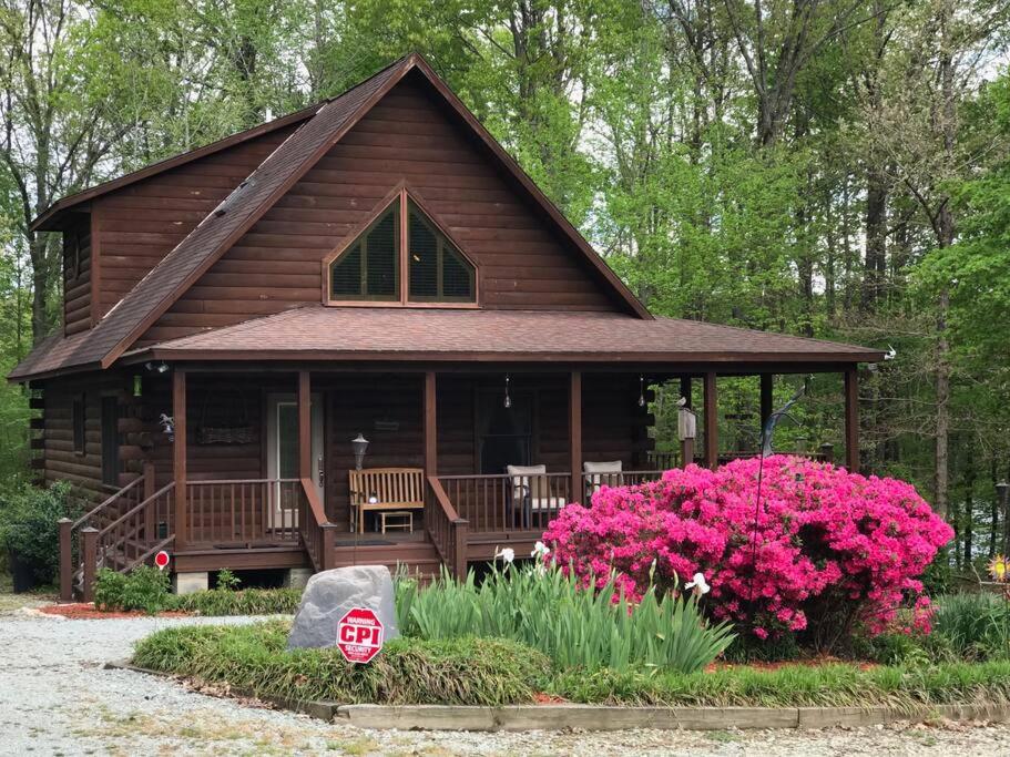 Majestic Lakefront Log Cabin in the NC High Plains, Roxboro (updated ...