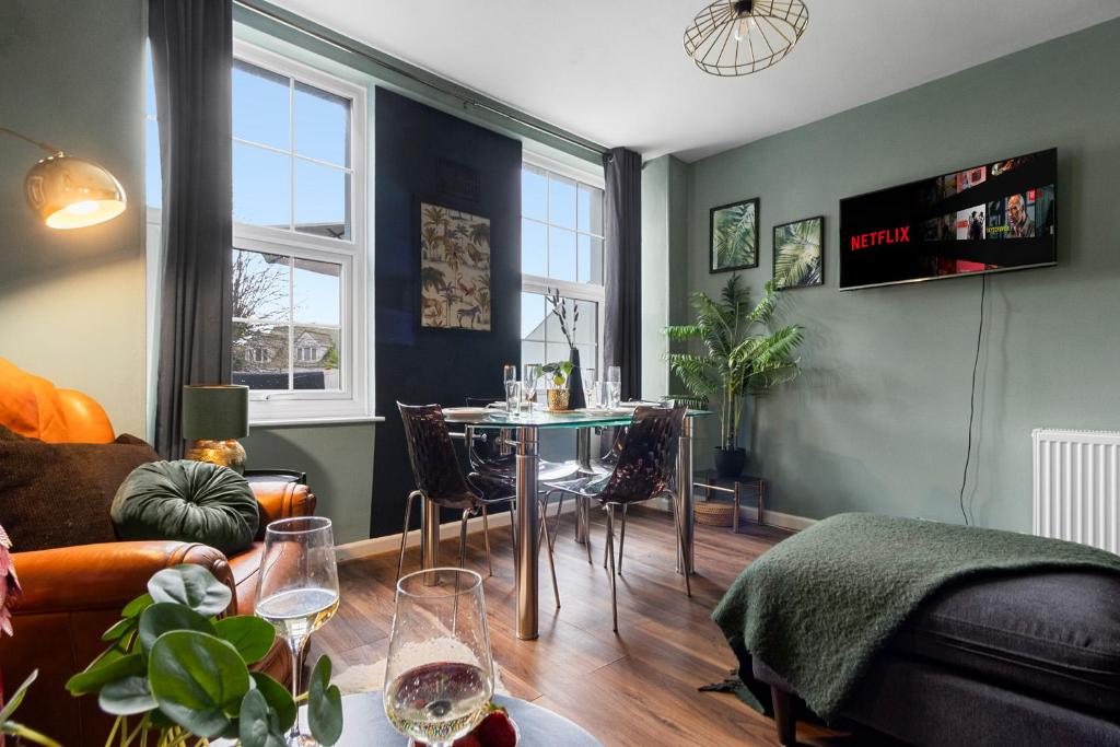 Stylish 2 Bed Apartment Near Beach, Parking, Wifi, Netflix, Teignmouth ...