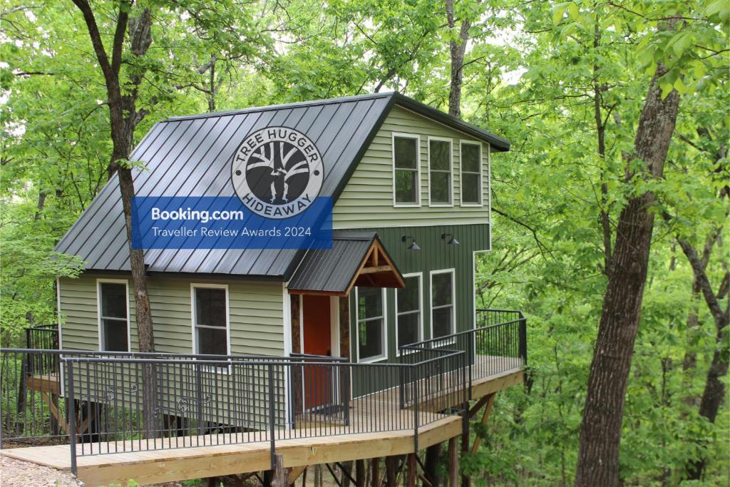 Secluded Treehouse in the Woods - Tree Hugger Hideaway, Branson ...