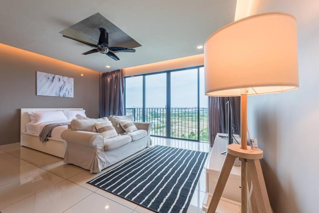 2 Pax Cozy Holiday Home, Trefoil Setia Alam, SACC, Shah Alam (updated ...