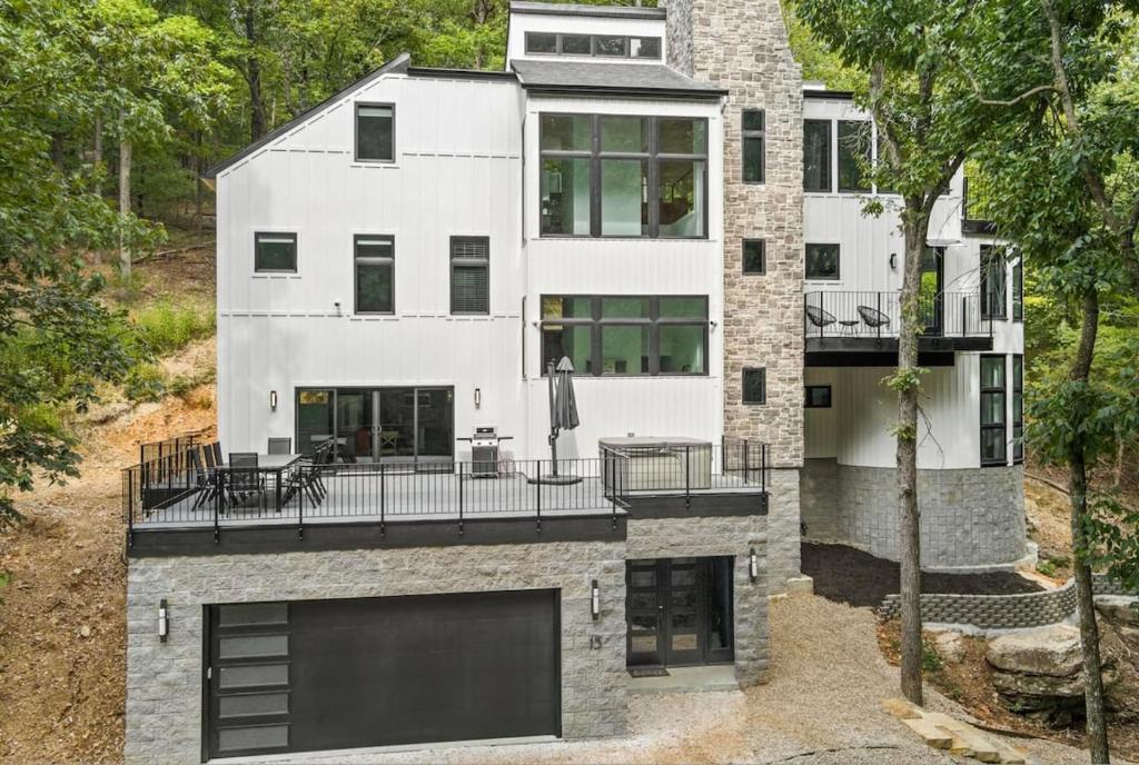 Rocky Summit- Lake Access- Kayak- Hot Tub, Rogers (updated prices 2025)